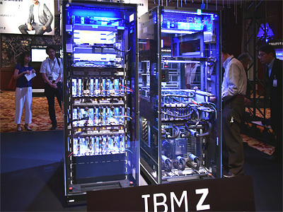 日本IBMが新型メインフレーム「z14」を展示して特徴を説明、暗号化やストレージI/Oなどが高速に | IT Leaders